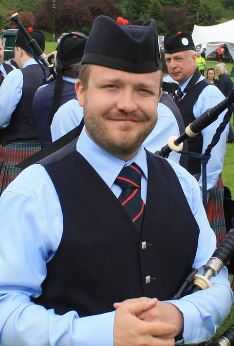 Midges an extra test for pipers at Arisaig – pipes|drums
