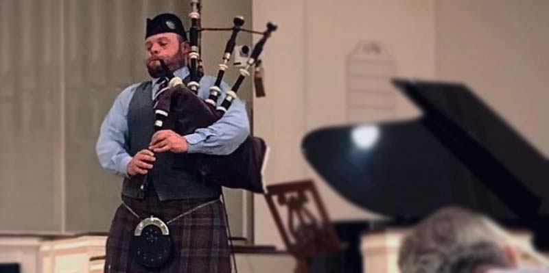 Dan Lyden top of the hill at Colonial Highland Gathering – pipes|drums